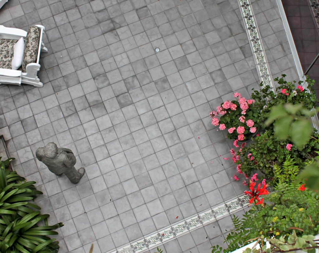 Terraza con Mosaicos Empastados Color Entero - Casa Rossello